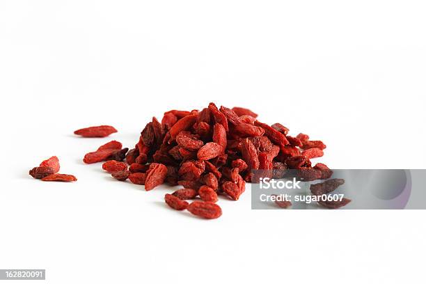 Goji 베리류 또는 구기자 과일 말린 흰색 바탕에 그림자와 구기자에 대한 스톡 사진 및 기타 이미지 구기자 베리류 산