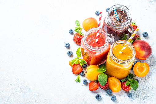 Smoothie Dengan Buahbuahan Segar Dan Beri Dengan Latar Belakang Putih