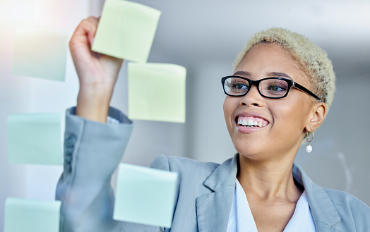 Photo libre de droit de Écrire Planifier Et Femme Daffaires Heureuse Au ... Photo libre de droit de Écrire Planifier Et Femme Daffaires Heureuse Au ...