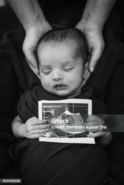 Bayi Yang Baru Lahir Memegang Salinan Usg Di Tangan Dan Tidur Di ... Bayi Yang Baru Lahir Memegang Salinan Usg Di Tangan Dan Tidur Di ...