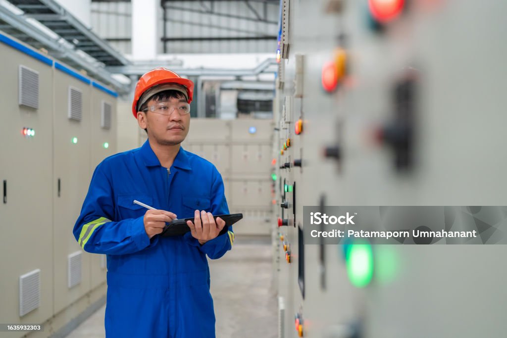 Insinyur Listrik Memeriksa Sistem Listrik Pada Dasbor Panel Kontrol Di ... Insinyur Listrik Memeriksa Sistem Listrik Pada Dasbor Panel Kontrol Di ...