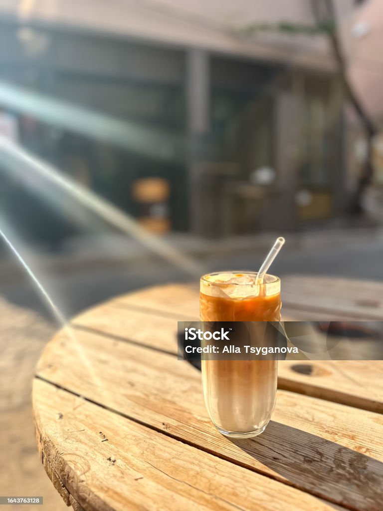 Latte Helado Con Leche De Avena En Un Vaso Con Pajita Vaso De Café Con ... Latte Helado Con Leche De Avena En Un Vaso Con Pajita Vaso De Café Con ...