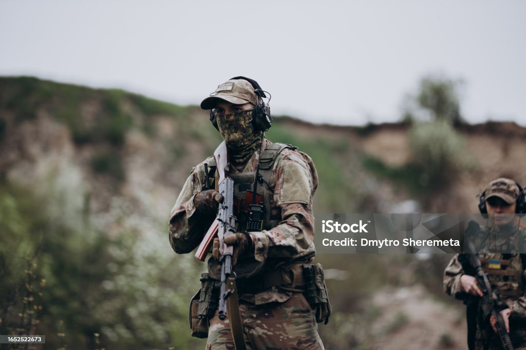 Ukrainian Male And Female Soldiers Practicing Stock Photo - Download ... Ukrainian Male And Female Soldiers Practicing Stock Photo - Download ...