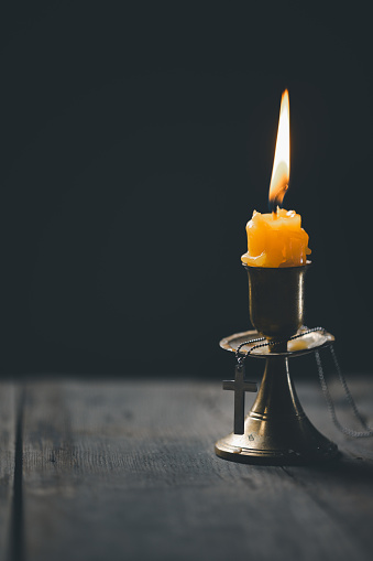 Nyalakan Lilin Dengan Alkitab Dan Salib Atau Salib Dengan Latar