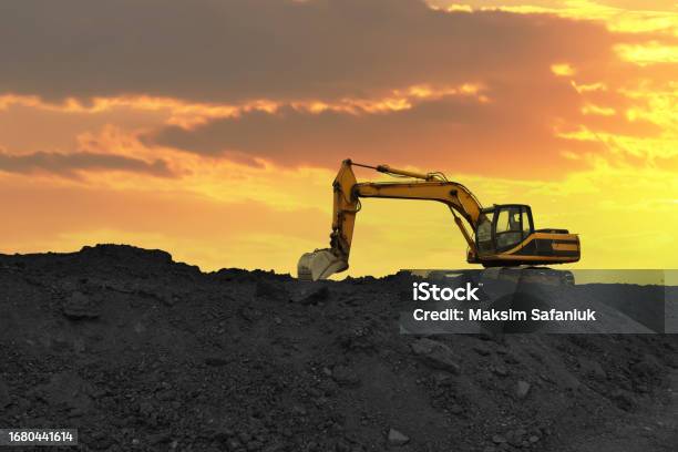 Penambangan Batubara Excavator Pada Earthmoving Di Tambang Terbuka Foto ... Penambangan Batubara Excavator Pada Earthmoving Di Tambang Terbuka Foto ...
