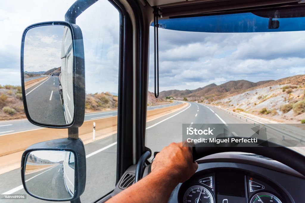 Vista Desde El Puesto De Conducción De Un Camión Del Espejo Retrovisor ... Vista Desde El Puesto De Conducción De Un Camión Del Espejo Retrovisor ...