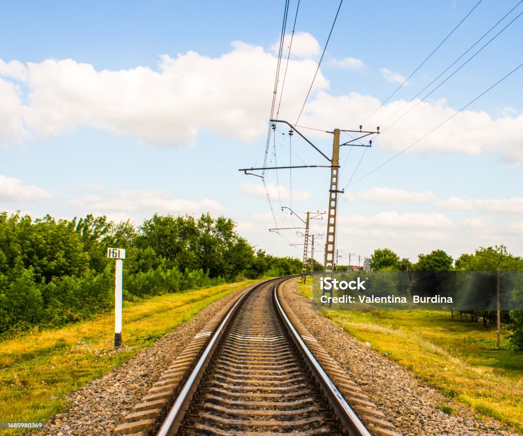 Tiang Saluran Listrik Dan Rel Kereta Api Foto Stok - Unduh Gambar ... Tiang Saluran Listrik Dan Rel Kereta Api Foto Stok - Unduh Gambar ...