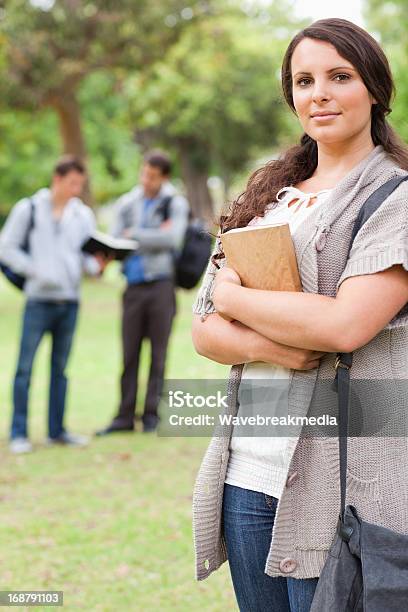 Brunette 쥠 A 교과서 갈색 머리에 대한 스톡 사진 및 기타 이미지 갈색 머리 공원 근거리 초점 Istock