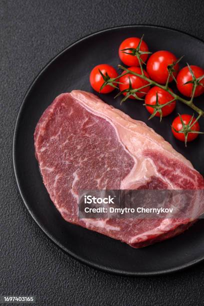 Steak Striploin Daging Sapi Mentah Segar Dengan Garam Rempahrempah Dan