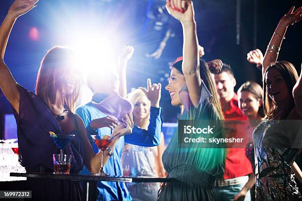 Temanteman Menari Di Disko Foto Stok - Unduh Gambar Sekarang - Acara ... Temanteman Menari Di Disko Foto Stok - Unduh Gambar Sekarang - Acara ...