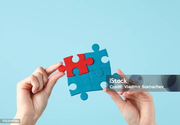 Tangan Memegang Potongan Puzzle Dengan Latar Belakang Biru Konsep