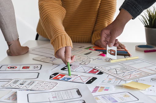 Gambar Tim Pengembang Yang Melakukan Brainstorming Ide Desain Ui Dan Ux