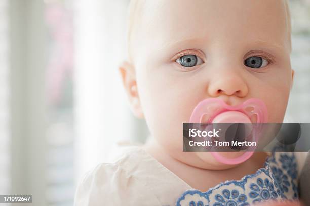 Photo libre de droit de Gros Plan De Bébé Avec Tétine Rose banque d ... Photo libre de droit de Gros Plan De Bébé Avec Tétine Rose banque d ...