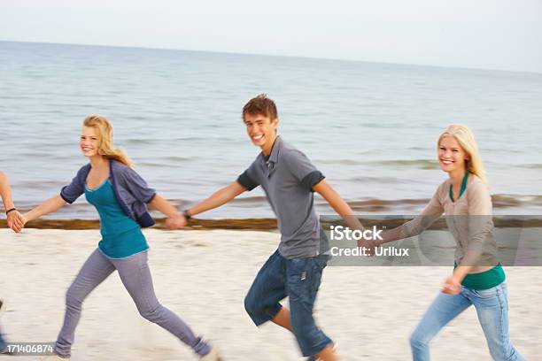 Photo Libre De Droit De Jeunes Gens Courir Sur La Plage Banque Dimages