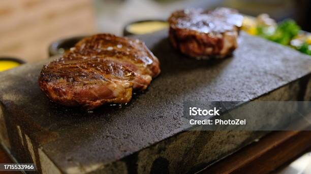 Cutting Oven Steak Daging Sapi Panggang Dengan Rempahrempah Di Atas