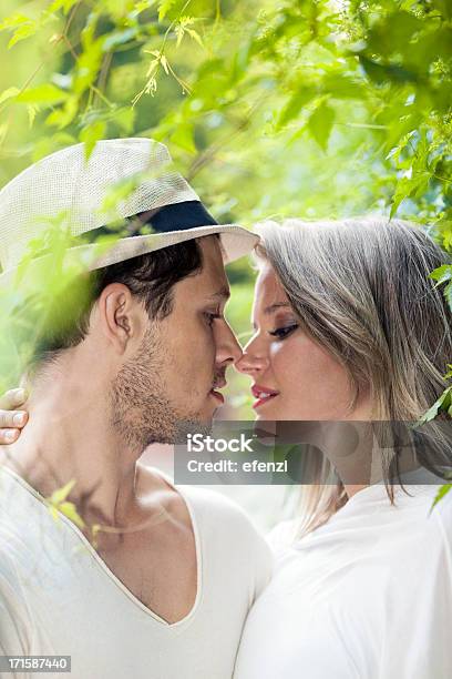 Pasangan Muda Berciuman Di Bawah Pohon Foto Stok Unduh Gambar