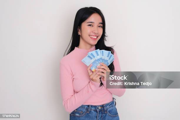 Wanita Muda Asia Tersenyum Bahagia Sambil Memegang Banyak Uang Foto ... Wanita Muda Asia Tersenyum Bahagia Sambil Memegang Banyak Uang Foto ...