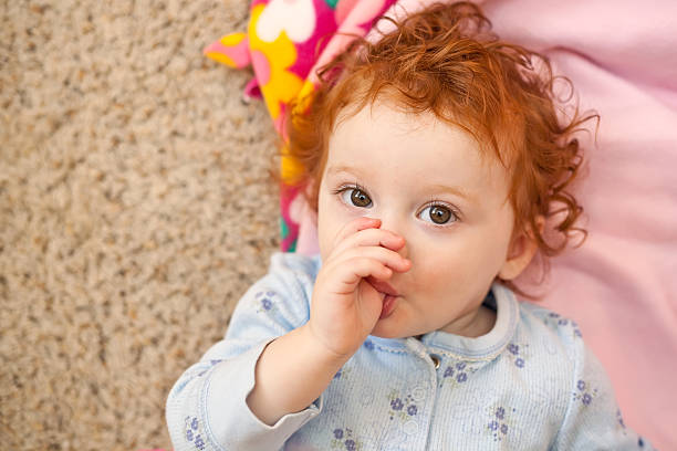1 200 Sucer Son Pouce Photos Taleaux Et Images Libre De Droits Istock