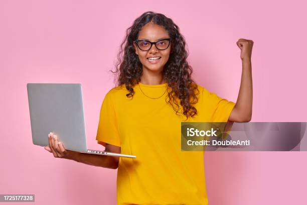 Remaja Wanita India Muda Yang Gembira Memegang Laptop Dan Membuat ... Remaja Wanita India Muda Yang Gembira Memegang Laptop Dan Membuat ...