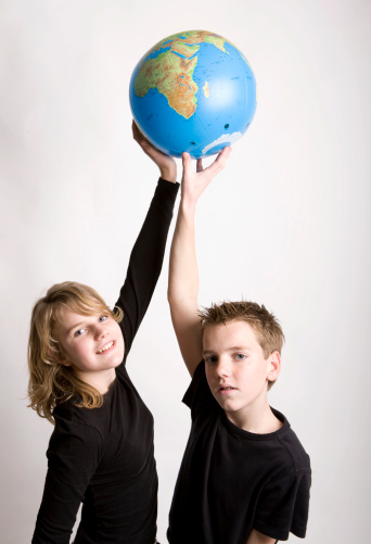 Niño Y Niña Jugando Con El Planeta Tierra Foto de stock y más banco de ... Niño Y Niña Jugando Con El Planeta Tierra Foto de stock y más banco de ...