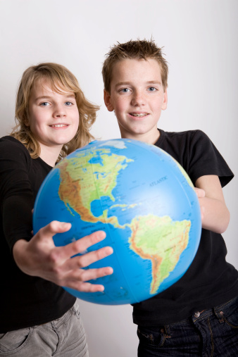 Niño Y Niña Jugando Con El Planeta Tierra Foto de stock y más banco de ... Niño Y Niña Jugando Con El Planeta Tierra Foto de stock y más banco de ...