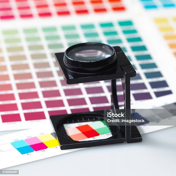 Cmyk 백색과 가이드 돋보기 광학 기기에 대한 스톡 사진 및 기타 이미지 돋보기 광학 기기 루페 체크 패턴 Istock