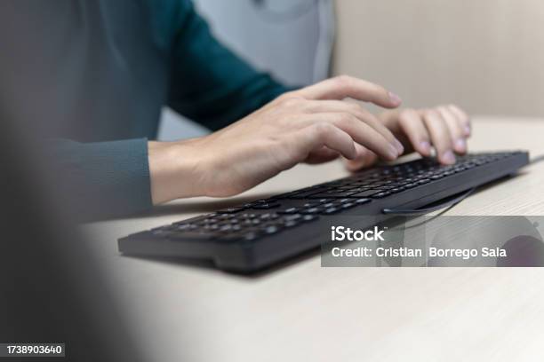 Tangan Pengusaha Mengetik Pada Keyboard Komputer Di Meja Konsep Bisnis