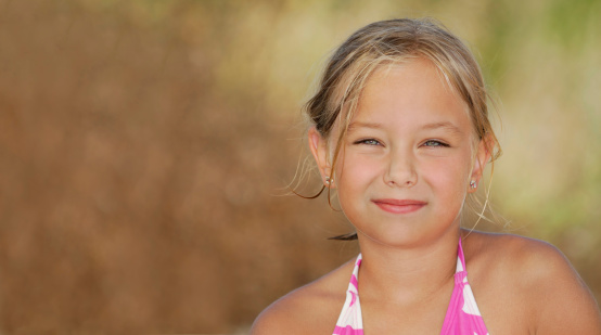 Photo Libre De Droit De Portrait De La Fille Sur La Plage Banque D