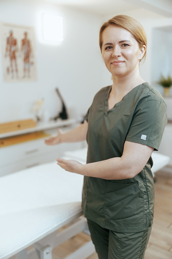 Weibliche Medizinische Masseurin In Massagekabine Begrüßung Stockfoto Und Mehr Bilder Von 40 44