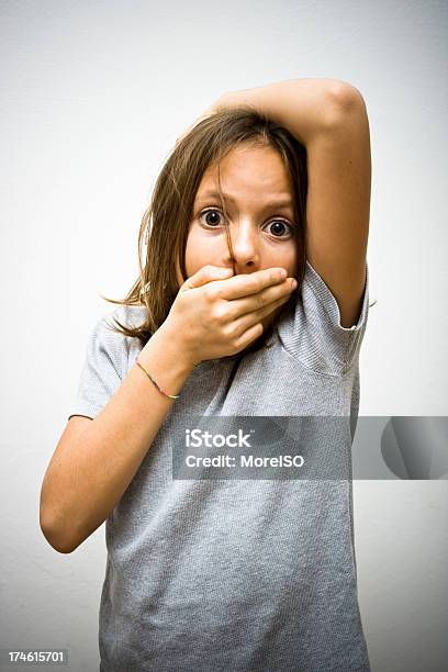 Niña Mirando A Cámara Que Cubre La Boca Con La Mano Foto De Stock Y Más