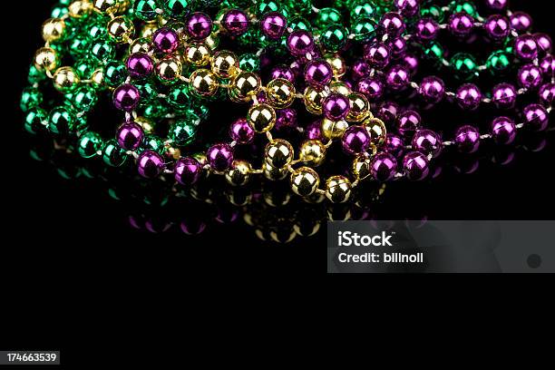 Mardi Gras Manikmanik Dalam Warna Tradisional Terisolasi Pada Hitam