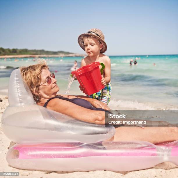 Pantai Menyenangkan Dengan Nenek Tidur Foto Stok - Unduh Gambar ... Pantai Menyenangkan Dengan Nenek Tidur Foto Stok - Unduh Gambar ...