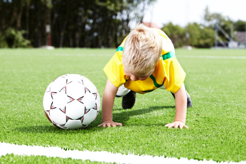 Four Year Old 남자아이 하고 팔굽혀펴기 옆에 Football Player 2 3 살에 대한 스톡 사진 및 기타 이미지