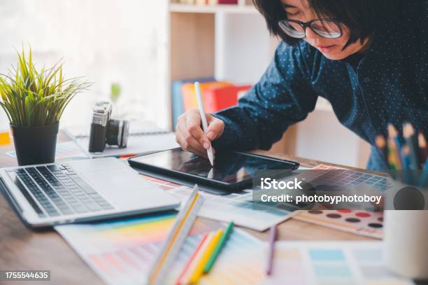 Arsitek Desainer Grafis Yang Bekerja Dengan Laptop Dan Tabel