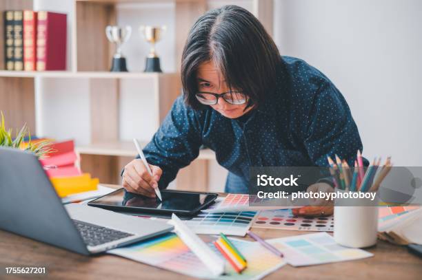 Arsitek Desainer Grafis Yang Bekerja Dengan Laptop Dan Tabel