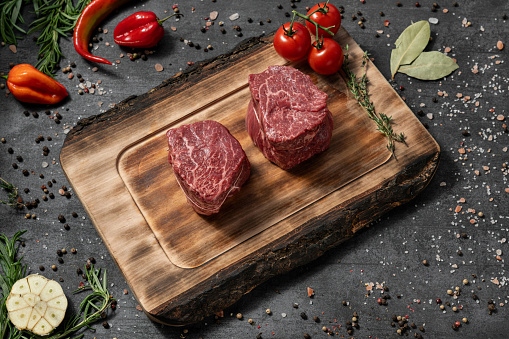 Filet Mignon Steak Di Papan Kayu Ringan Berdiri Di Atas Latar Belakang