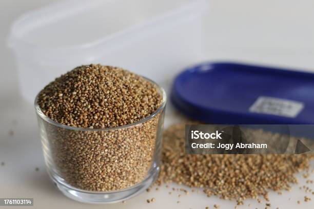 Photo Libre De Droit De Grains De Millet Perlé Dans Un Récipient De