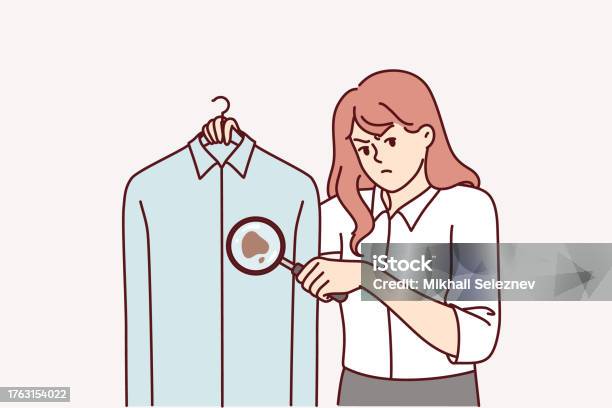 Detektif Wanita Memegang Baju Dengan Noda Darah Menggunakan Kaca ... Detektif Wanita Memegang Baju Dengan Noda Darah Menggunakan Kaca ...