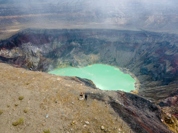 Imagen gratis: Cráter de la montaña Bromo con humo saliendo de él, un ...