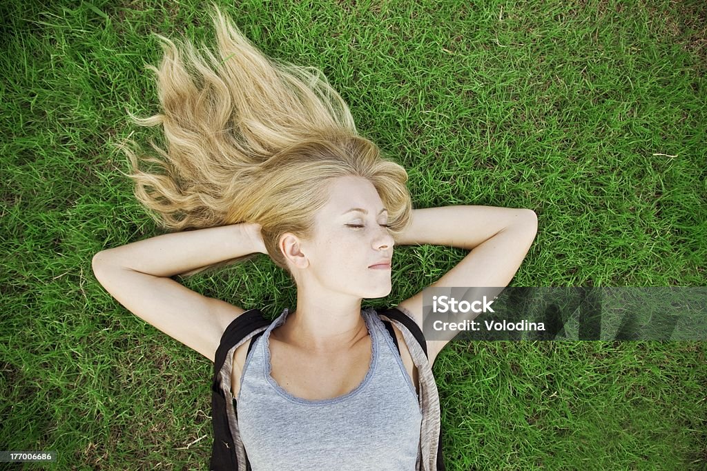 Photo Libre De Droit De Blonde Fille Allongée Sur Lherbe Banque D