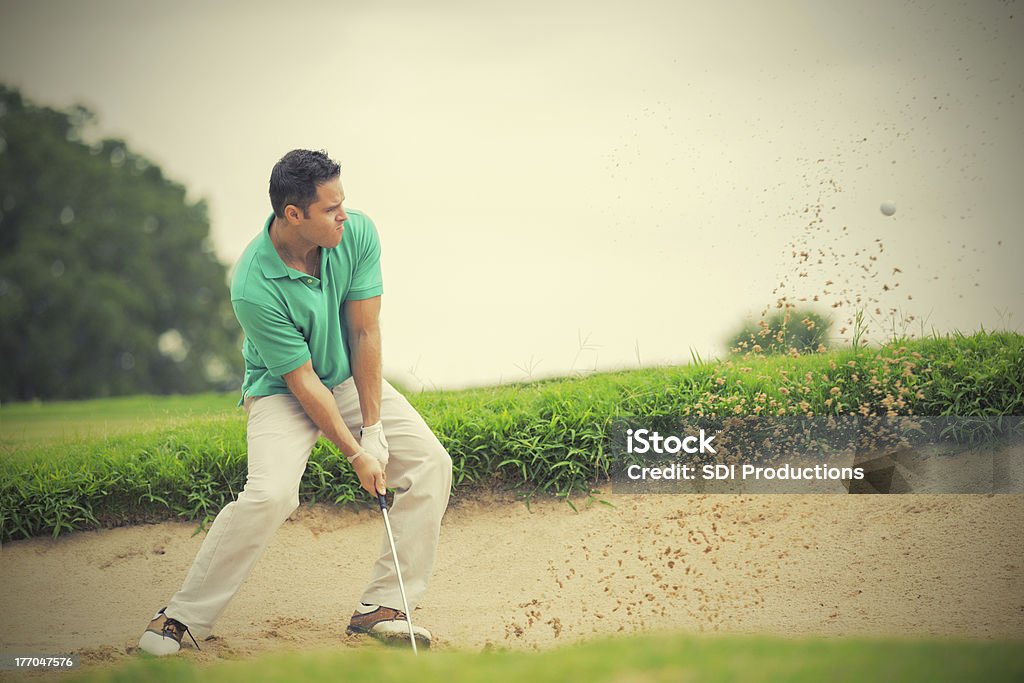 Pegolf Memukul Bola Golfnya Keluar Dari Perangkap Pasir Foto Stok ... Pegolf Memukul Bola Golfnya Keluar Dari Perangkap Pasir Foto Stok ...