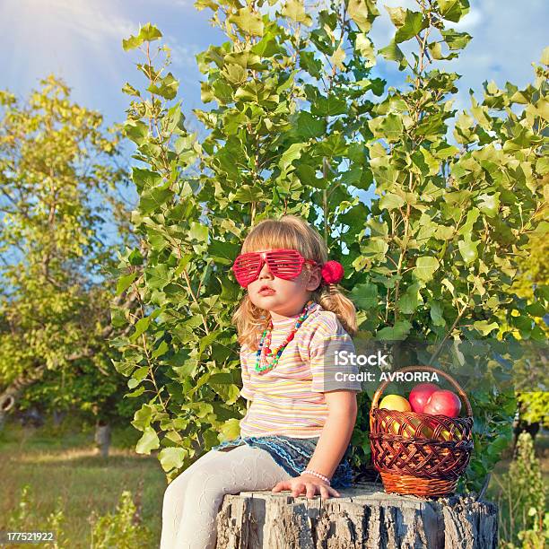 Gadis Kecil Yang Cantik Dengan Buahbuahan Di Keranjang Di Kebun Foto ... Gadis Kecil Yang Cantik Dengan Buahbuahan Di Keranjang Di Kebun Foto ...