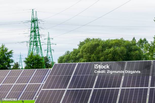 Konstruksi Panel Pembangkit Listrik Tenaga Surya Baru Tiang Saluran