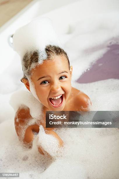 Niña Jugando En El Baño Foto De Stock Y Más Banco De Imágenes De Niño