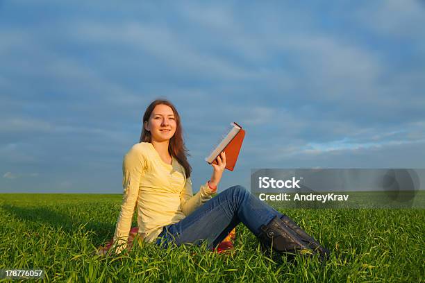 Teen 여자아이 독서모드 이 성경 야외 공부에 대한 스톡 사진 및 기타 이미지 공부 교육 기독교 Istock