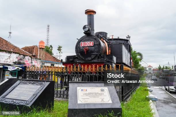 Sebuah Monumen Lokomotif Uap Model Lama Dipajang Di Area Depan Jalan ... Sebuah Monumen Lokomotif Uap Model Lama Dipajang Di Area Depan Jalan ...