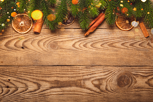 Latar Belakang Kayu Natal Dengan Cabang Cemara Dan Bokeh Emas Ruang