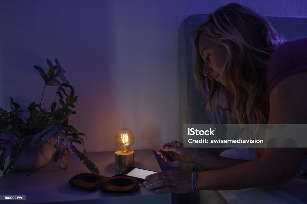 Photo Libre De Droit De Femme Réveillée Dans Son Lit À Laide Dun