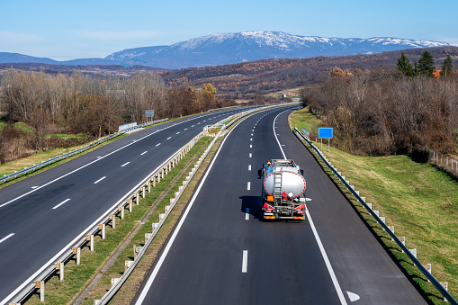 Photo Libre De Droit De Camionciterne Sur La Route Camion Transportant