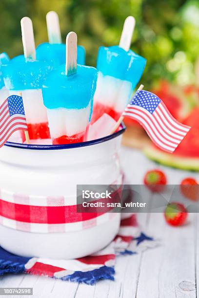 Red화이트 및 블루 Popsicles 있는 야외 테이블에서 여름 음료가 7월 4일에 대한 스톡 사진 및 기타 이미지 7월